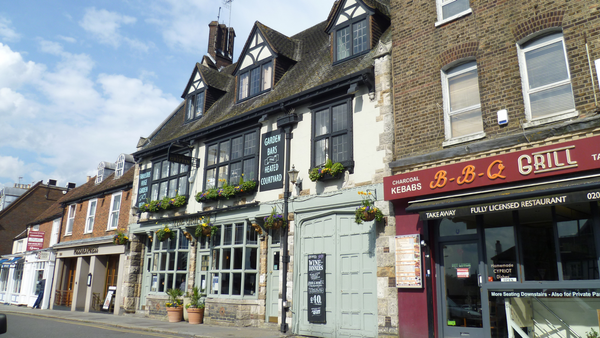 Living in Whetstone: Local info, transport, dining & leisure